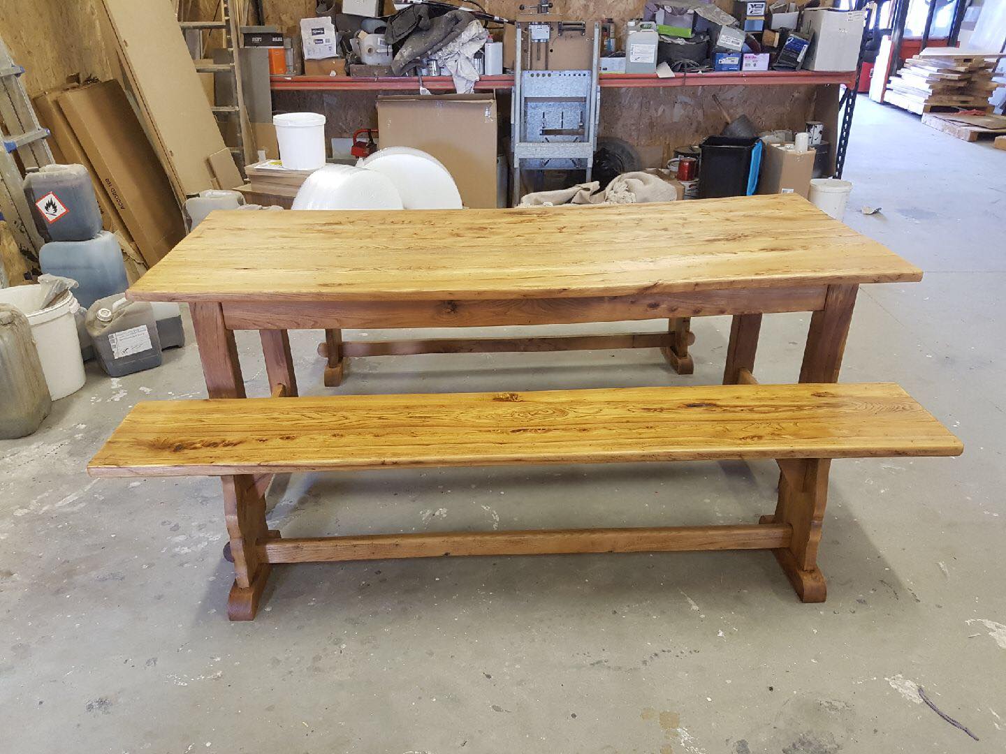 Vernis incolore mat sur table de cuisine en bois